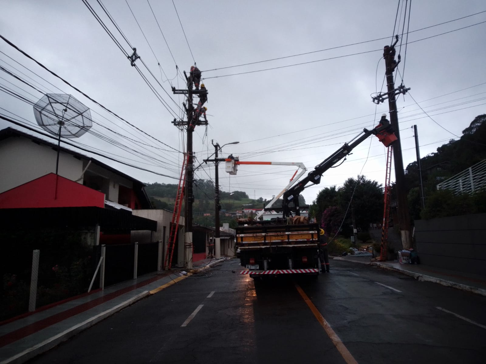 Equipes da Celesc trabalham na rede elétrica de Seara e toda região ...