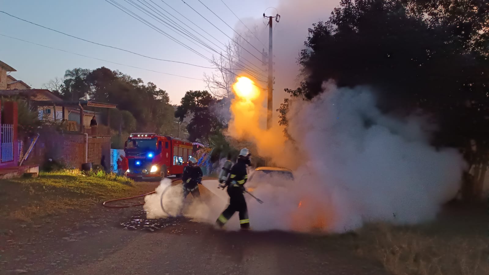 Bombeiros de Concórdia combatem incêndio em veículo com placas de Seara ...