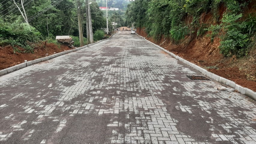 Segue a colocação de pavers na rua Nova Milano - BelosF7