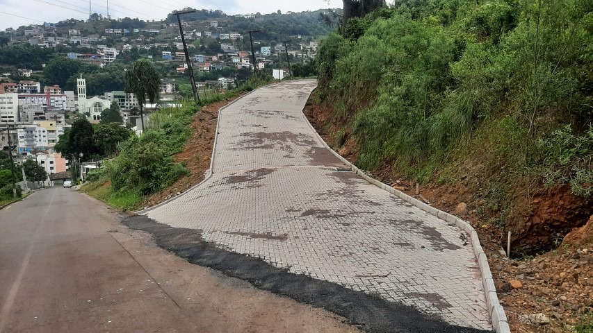Segue a colocação de pavers na rua Nova Milano - BelosF7