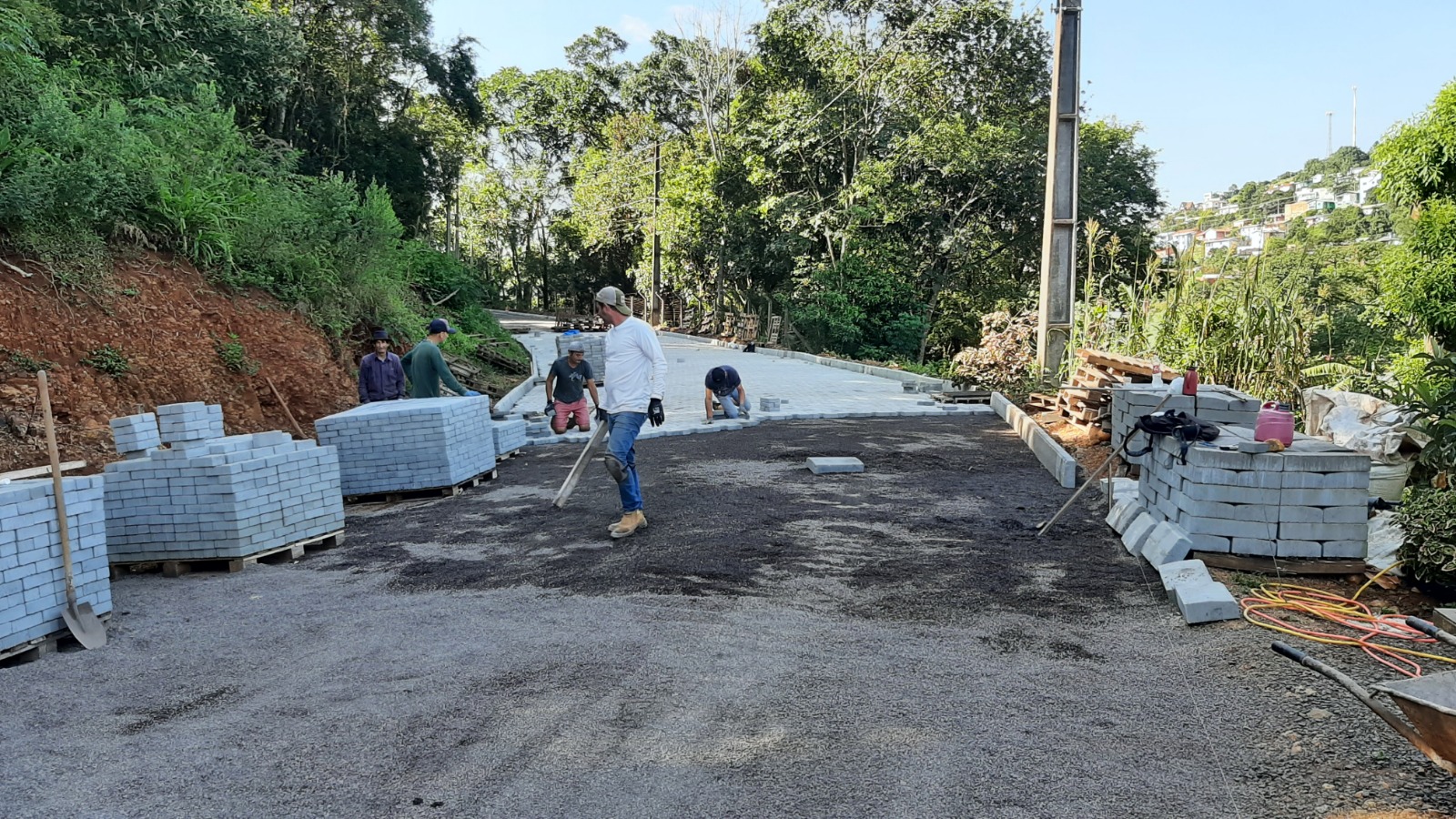Segue a colocação de pavers na rua Nova Milano - BelosF7