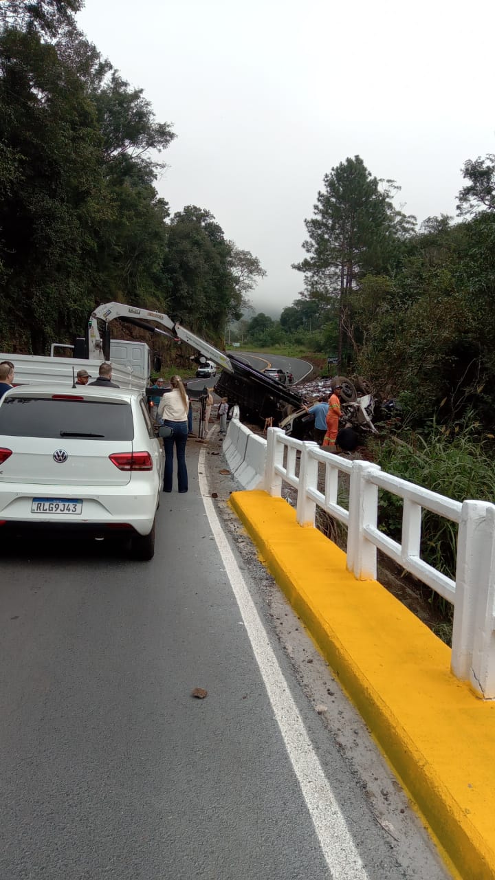 Acidente com caminhão na SC-283 entre Chapecó e Arvoredo - BelosF7
