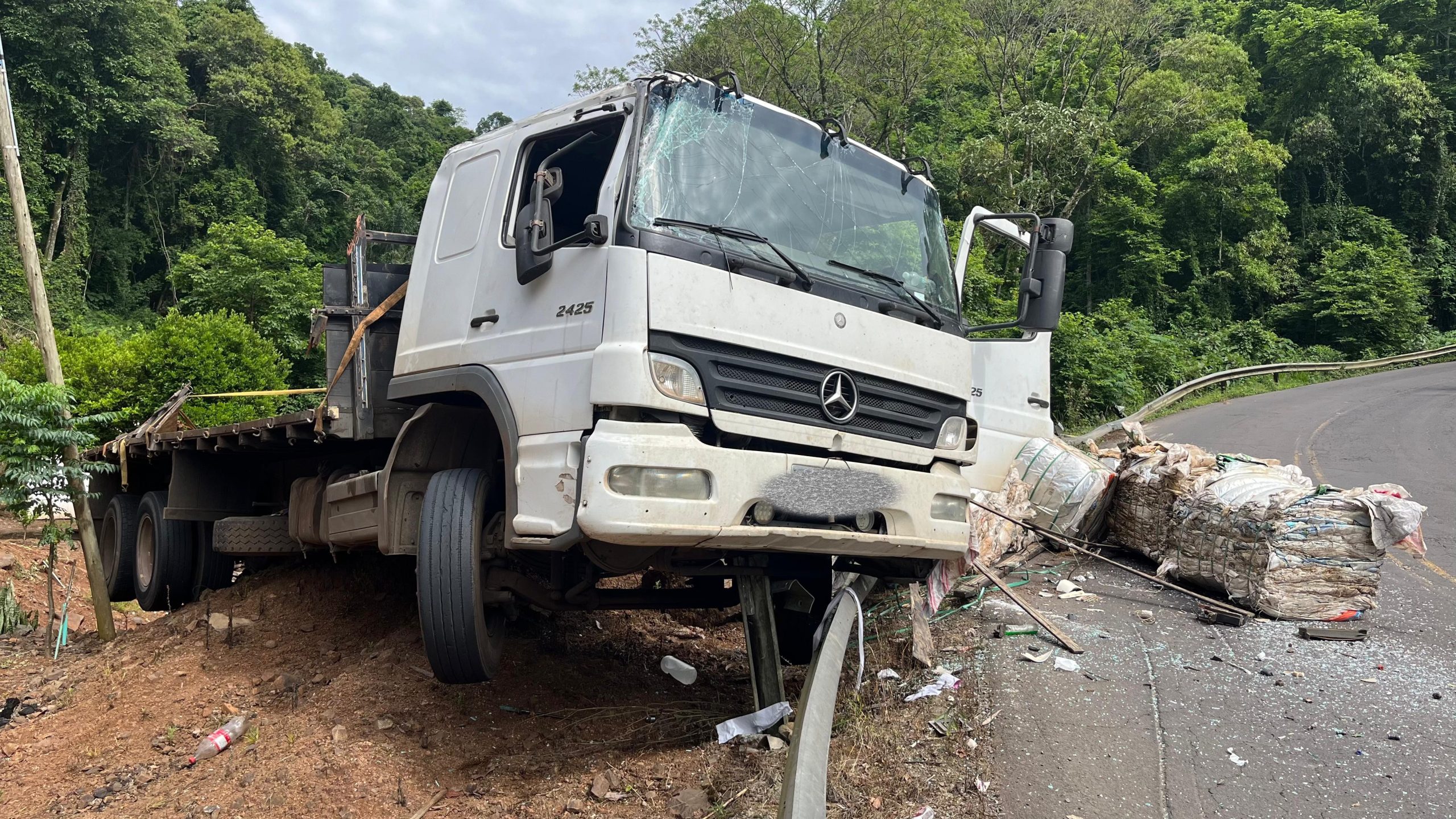 Vídeo: Caminhão sai da pista na SC-283 em Arvoredo - BelosF7