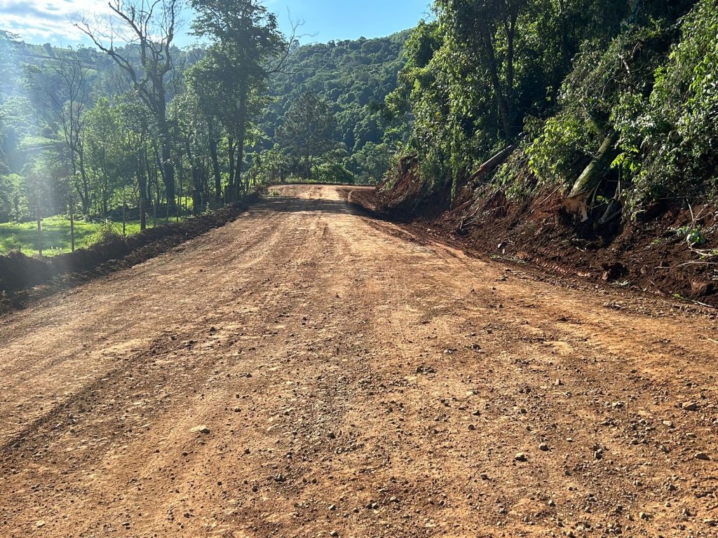Estrada entre Caraíba e linha Caçador recebe melhorias - BelosF7