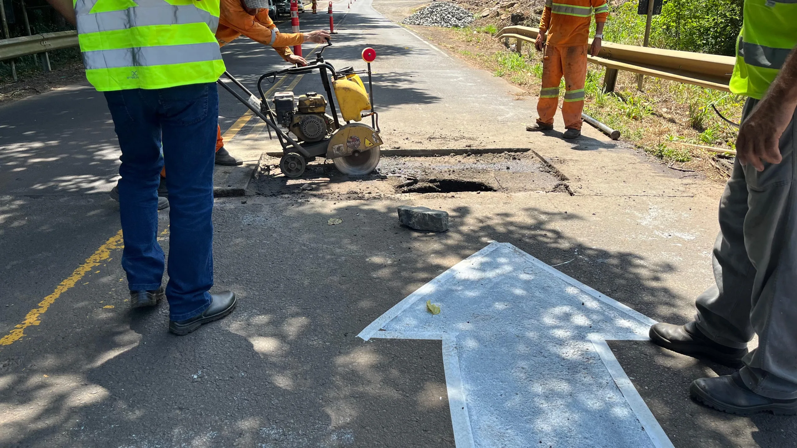 Vídeo: Buraco surge na cabeceira da ponte sobre o rio Engano, na SC-283 - BelosF7