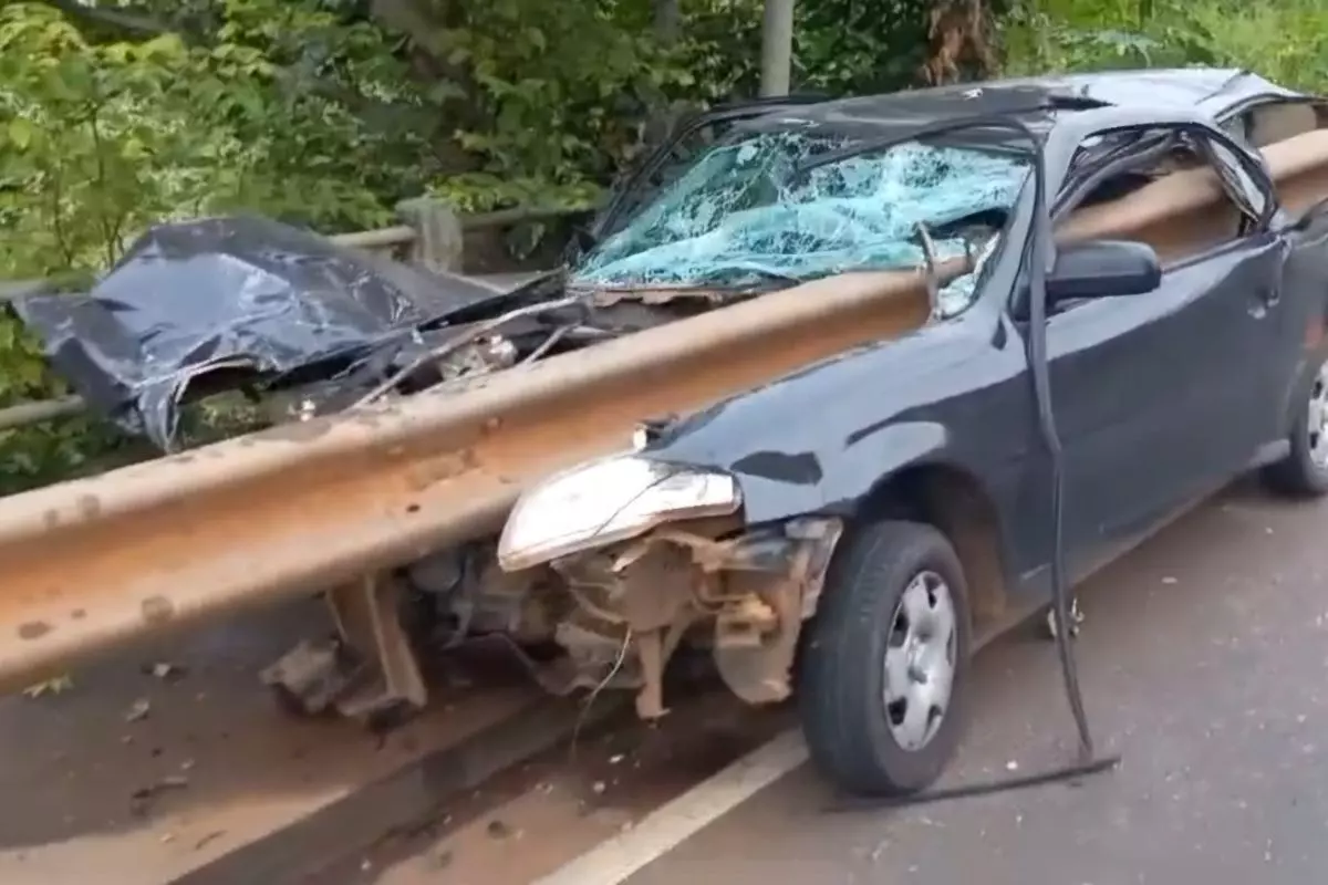 IMPRESSIONANTE: Guard-rail atravessa carro e motorista sobrevive em Chapecó - BelosF7