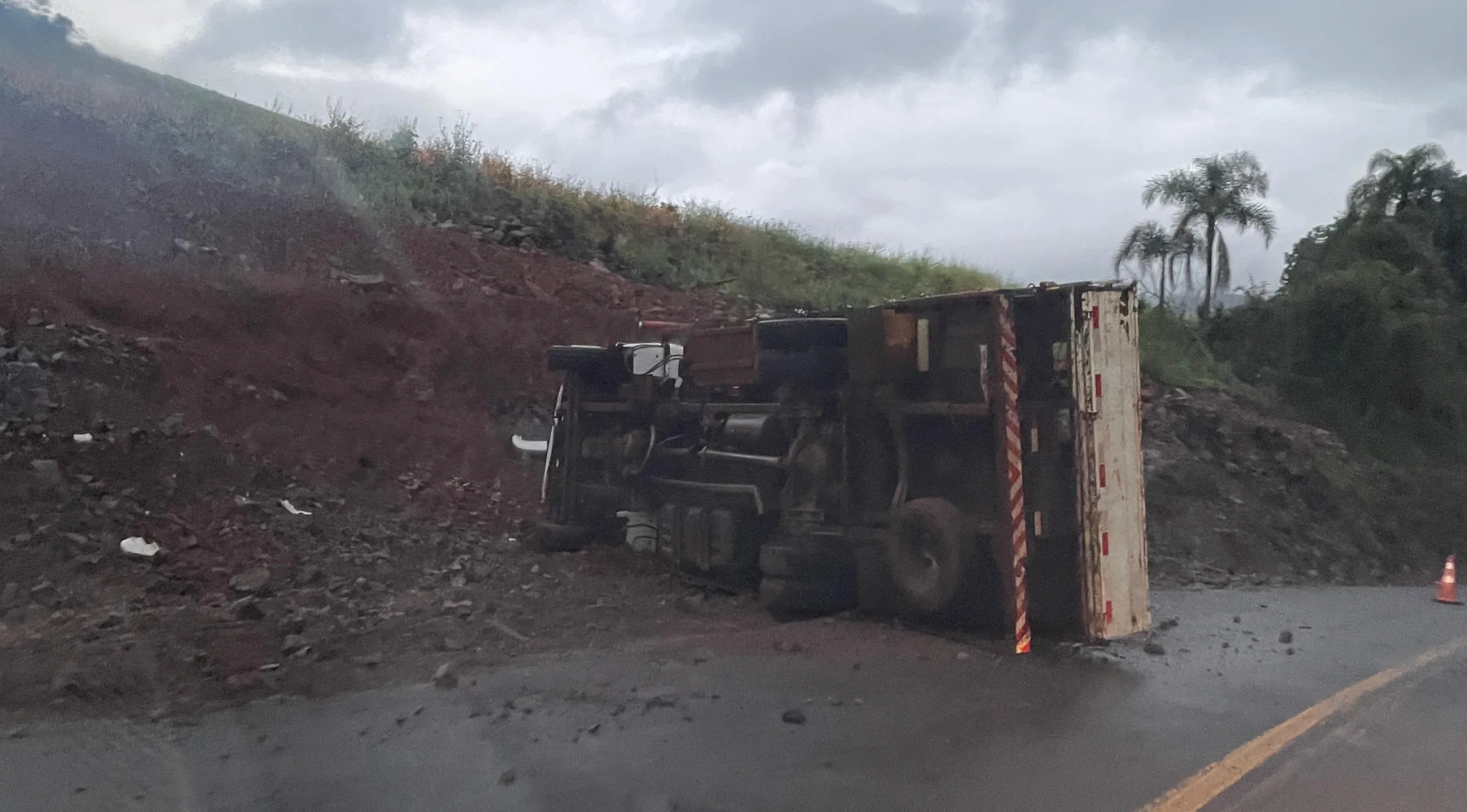 Caminhão tomba na SC-283, entre Seara e Arvoredo - BelosF7